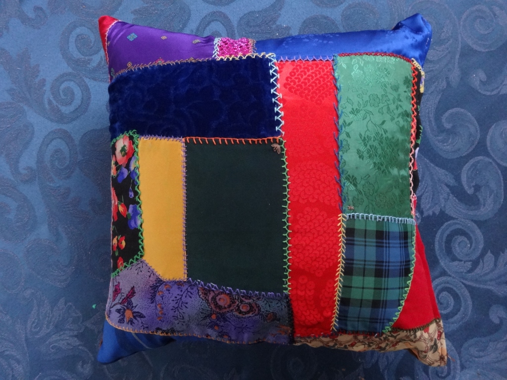 Inch by Inch Quilting: Crazy Patch Cushion