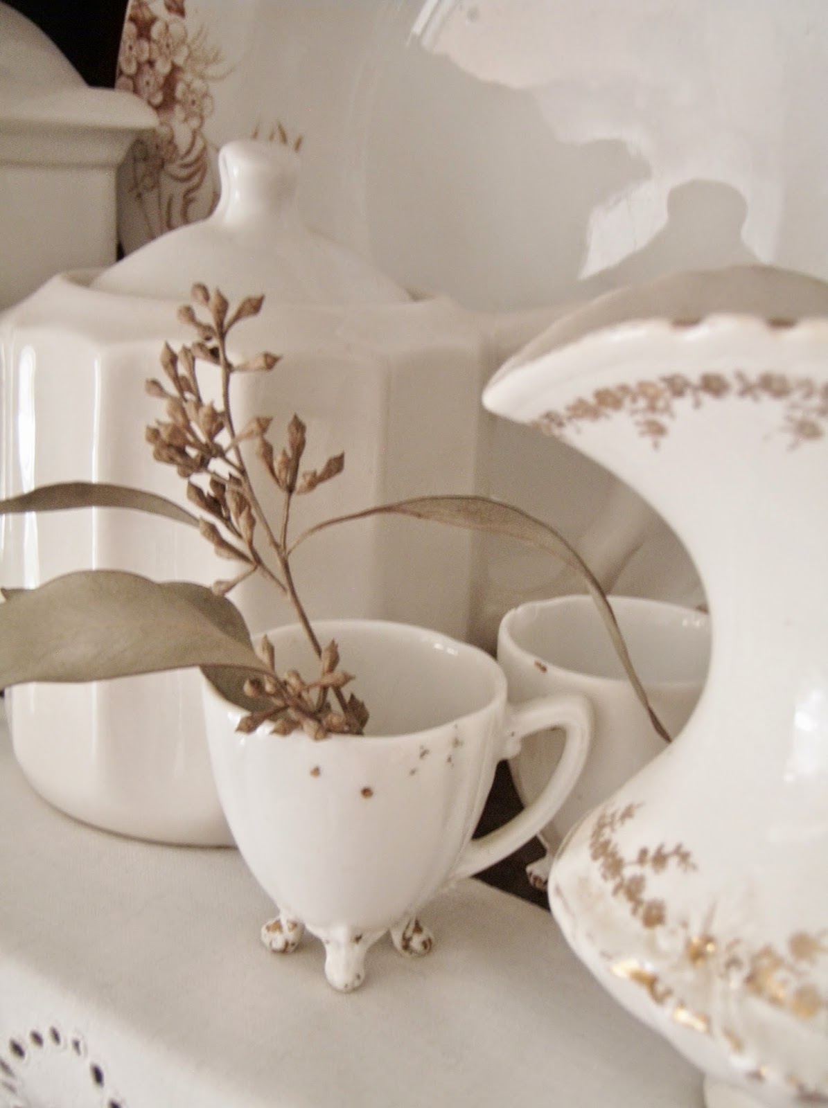 Cabin & Cottage : transferware, limoges, & colors of a vintage winter