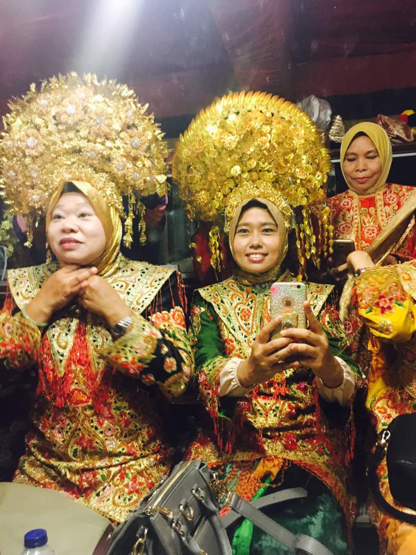 Memakai Pakaian Adat di Museum Minang Village - Amie's Little Kitchen