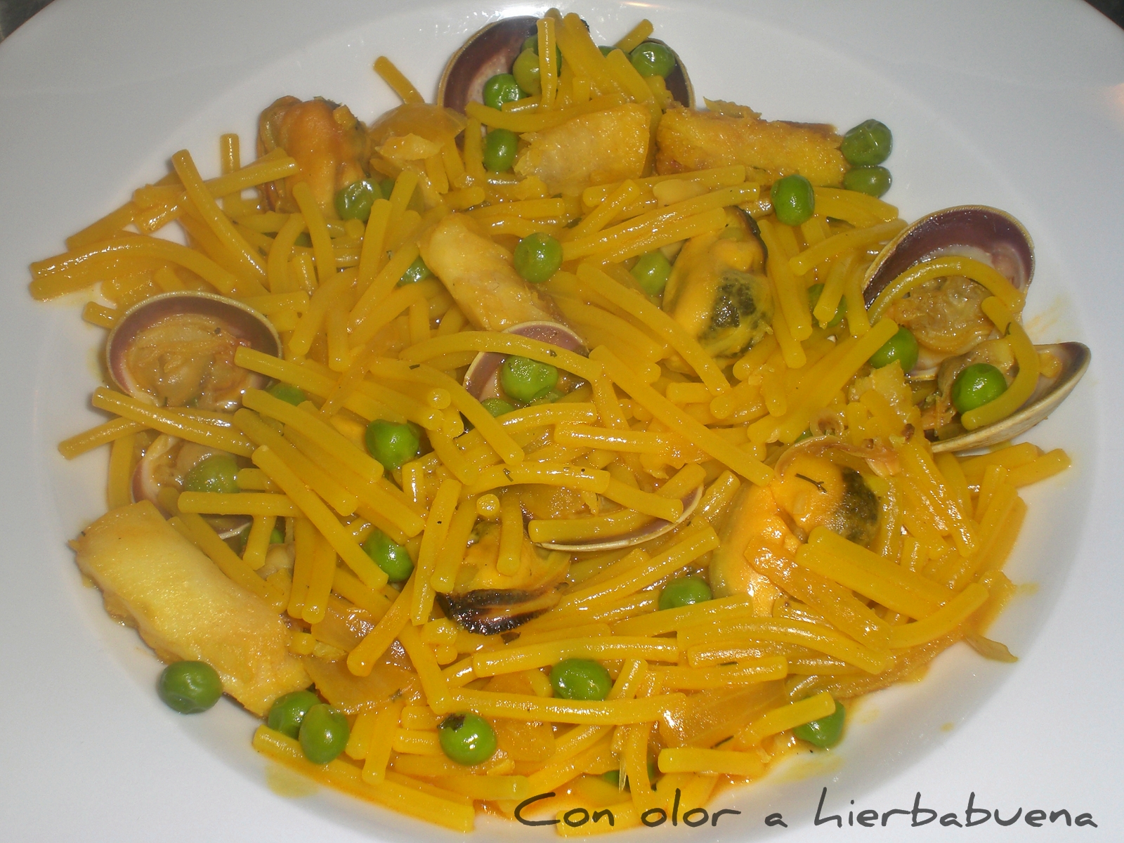Con olor a hierbabuena: Cazuela de fideos con pescado y marisco
