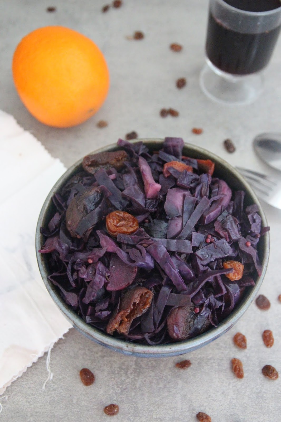 Cuillère et saladier: Chou rouge braisé aux fruits secs et aux épices