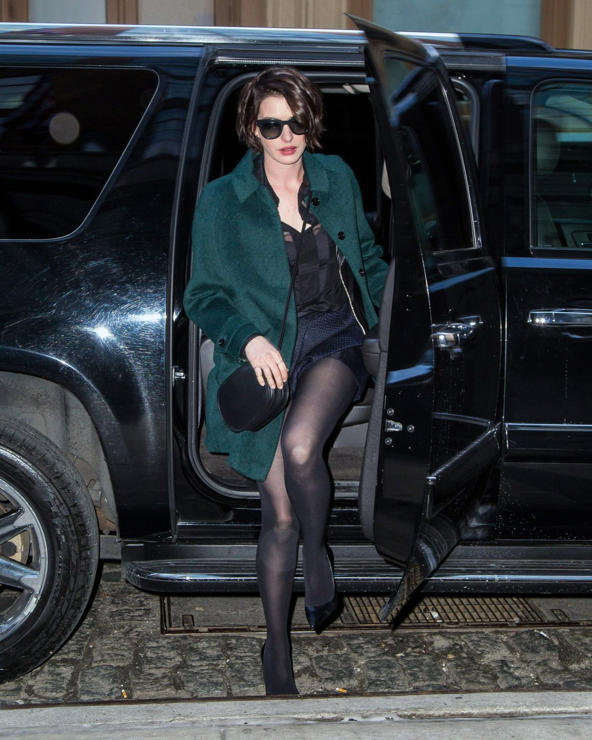 Celebrity Legs and Feet in Tights: Anne Hathaway`s Legs and Feet in ...