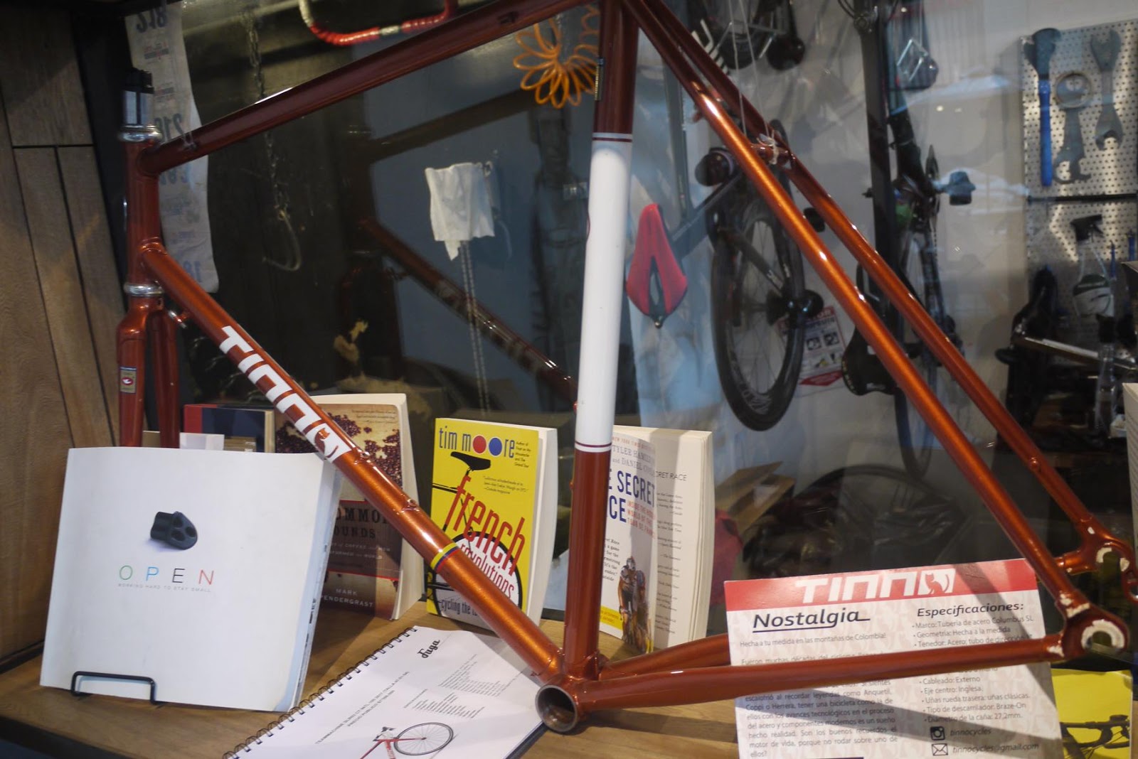 MikesBogotaBikeBlog: A Real Bike Café: The Fuga Café + Bikes