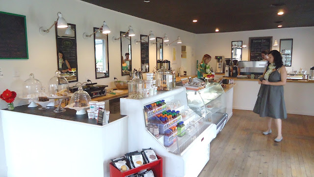 * T h e * V i s u a l * V a m p *: Magpie Cafe Getting A Huge Buzz