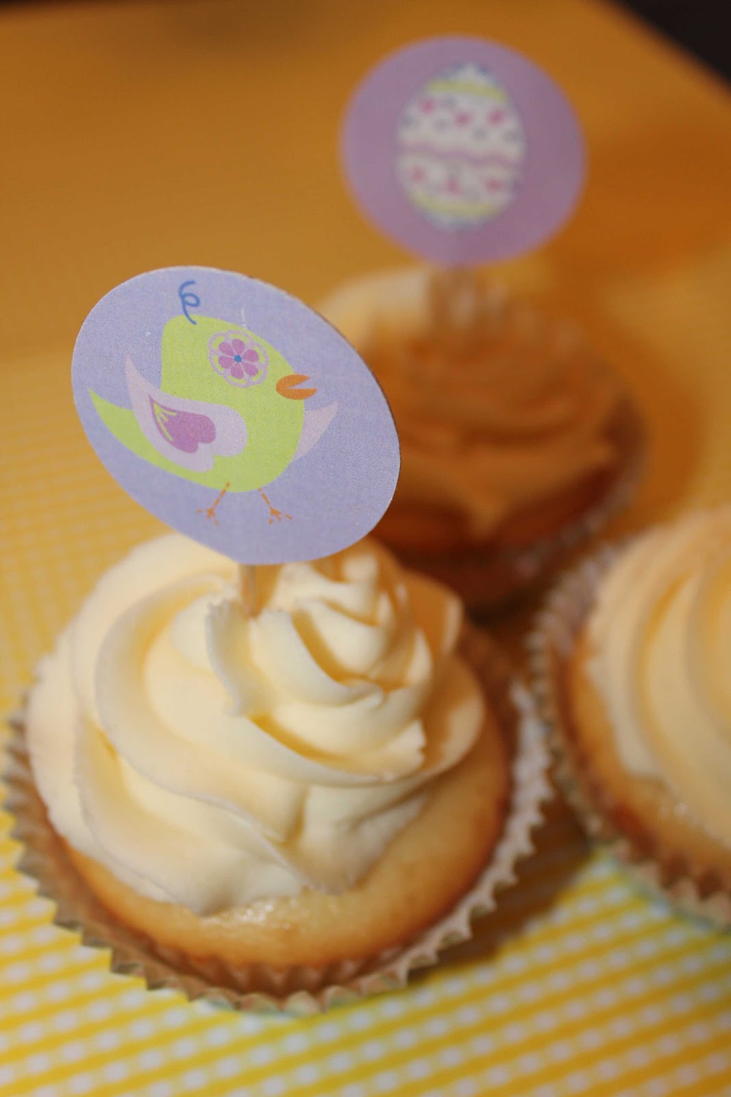 Caramels, Bonbons et Chocolats: Hatching Chick Cupcake Toppers