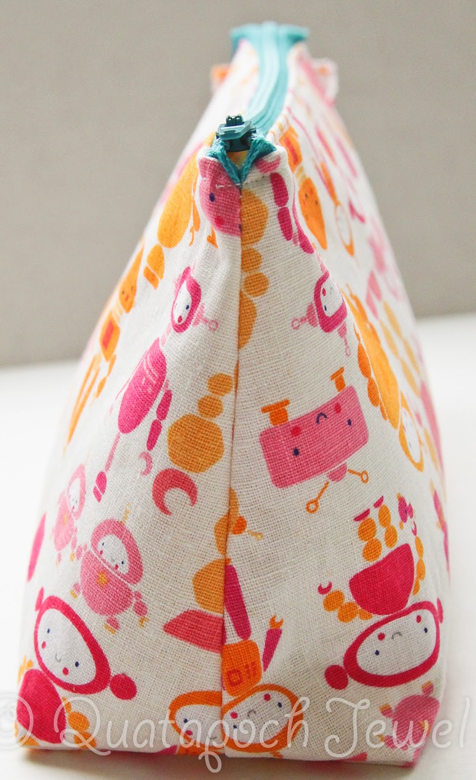 Threads and Pencils: Triangle like pencil pouch Tutorial