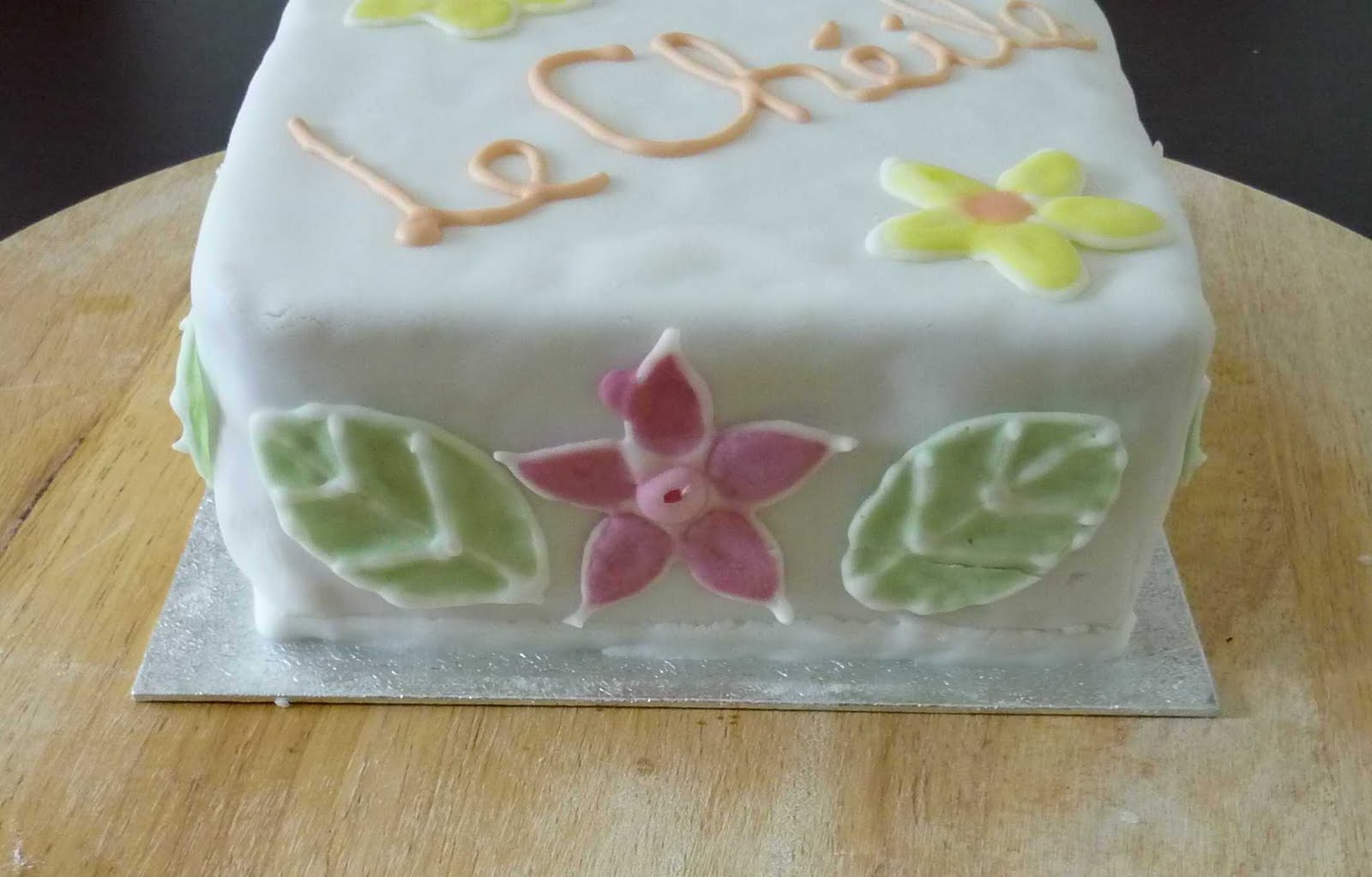 Marzipan's Cakes: Floodwork flower cake - 14/5/11