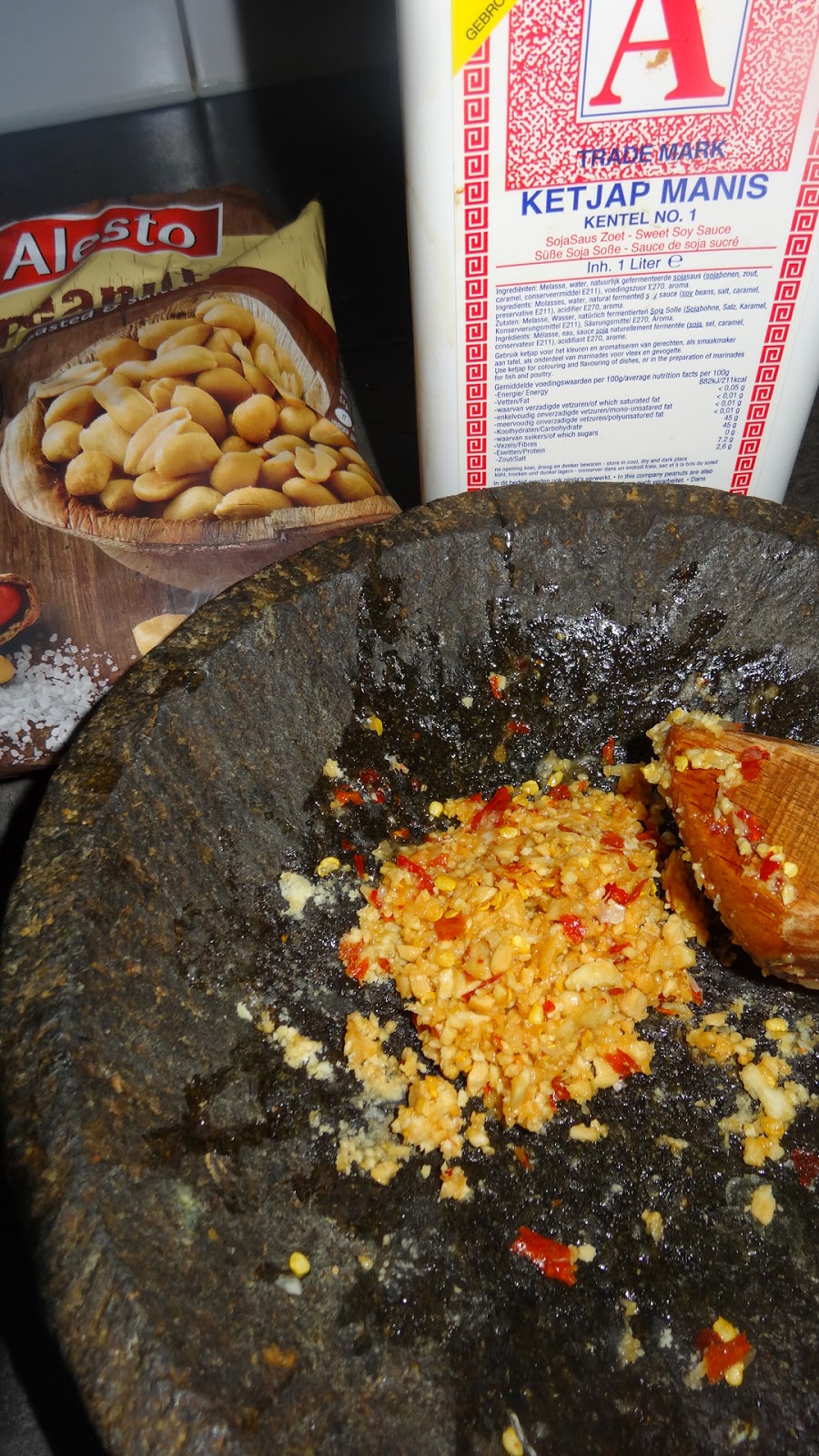 Surinaams eten!: Zoete Javaans-Surinaamse ketjapsambal met pinda's