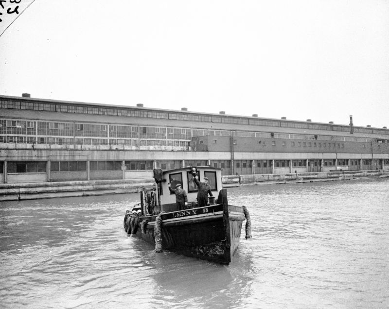 Uptown Chicago History: Crews Bringing Supplies to Wilson Avenue Crib, 1950
