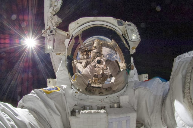 25 Amazing Photographs That Capture Astronauts Make Walking in Space ...