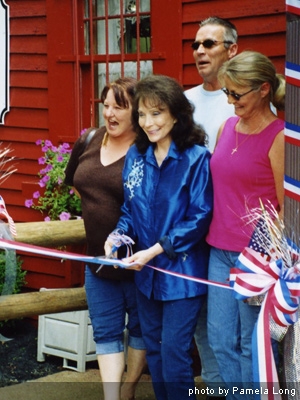 Loretta Lynn's Eldest Daughter Dies at 64