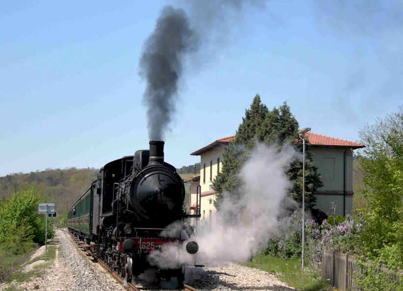 A tour of the Val d'Orcia by steam engine - the Trenonatura