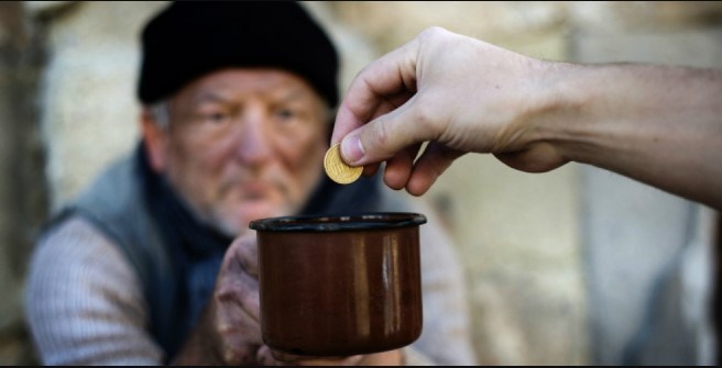 Hukum memberikan sedekah kepada pengemis