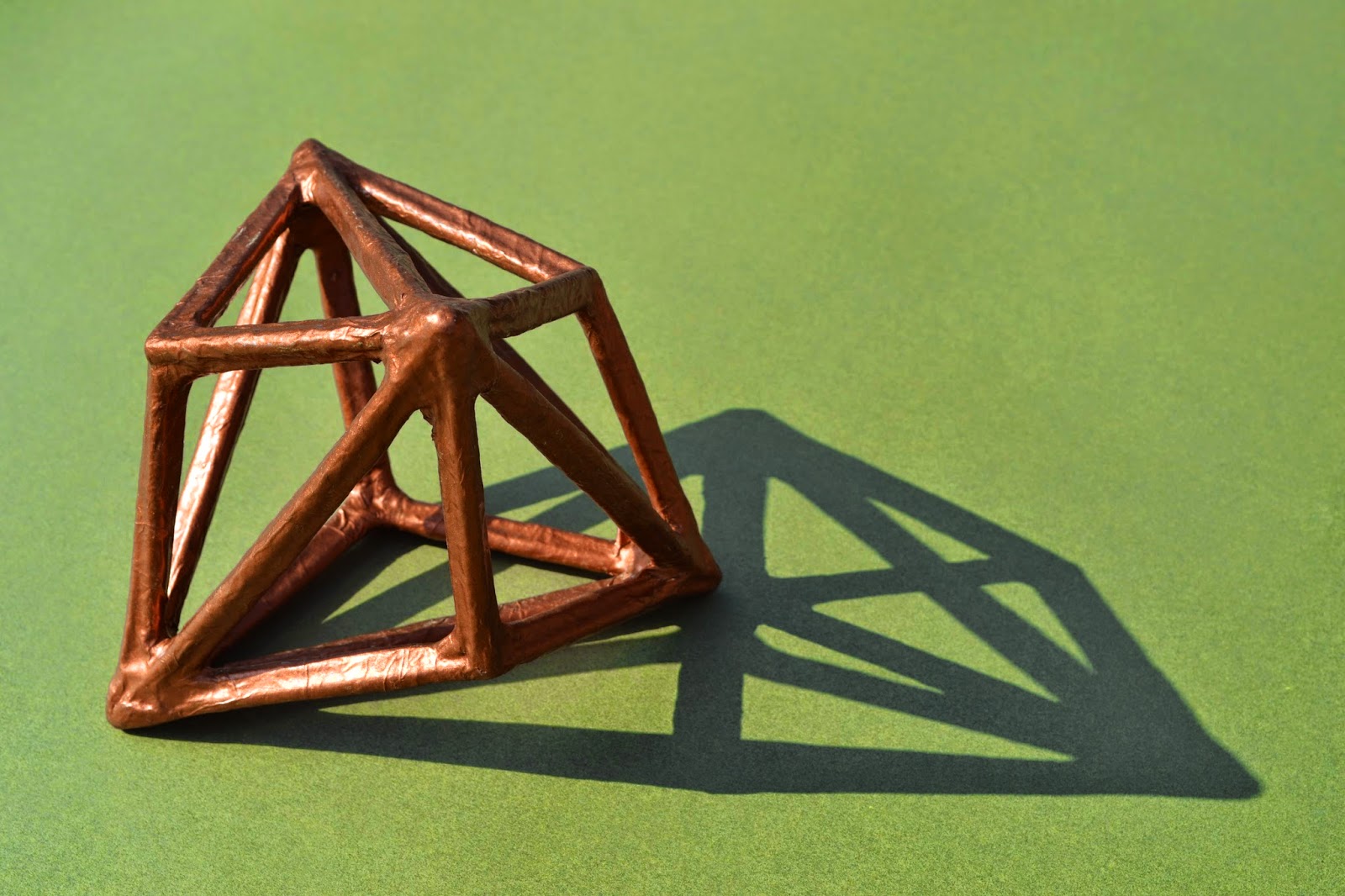 Ralph van Raaij: Driehoekige tetraëder (triakis tetrahedron)