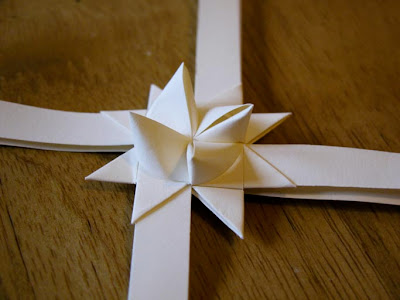 happy to make: How to make a star out of paper strips