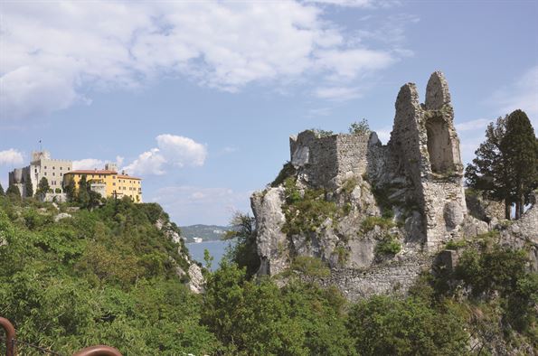 bensozia: Castle Duino