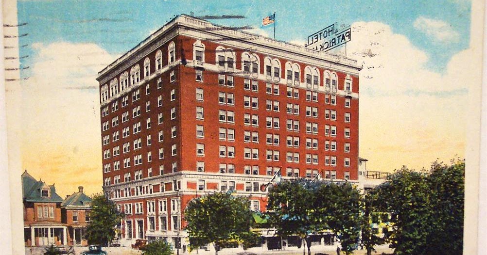 The Boo Review: Patrick Henry Hotel: A Living Space Not Just for the Living