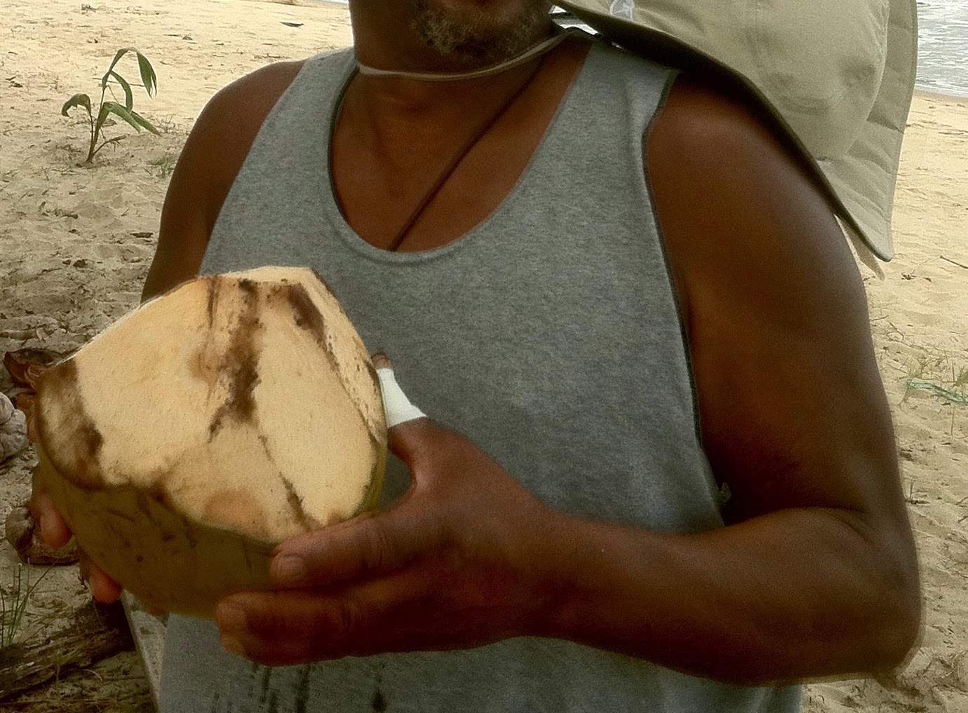 FALSE BLUFF NICARAGUA: How to prepare a coconut for drinking