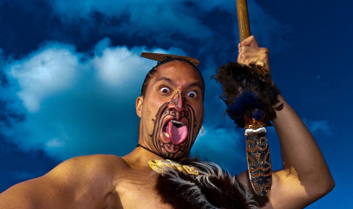 White Wolf : The traditional process of Maori tattooing Ta Moko (Videos)