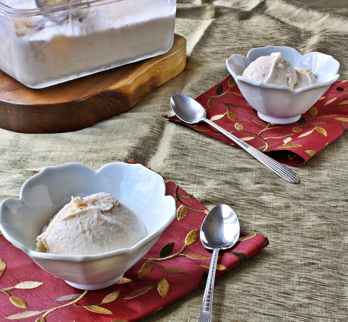 Versatile Vegetarian Kitchen: Honey Cardamom Ice cream