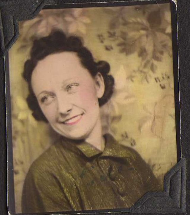 Beautiful Colorized Photo Booth Photos of a Kansas Lady in the 1930s ...
