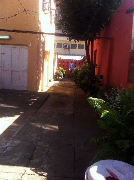 Casas do OLX (190) - Moradia modernista recuada creme na Pandora, Maputo