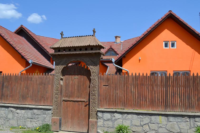 Poarta din lemn cu porumbar - Targu Secuiesc, Covasna