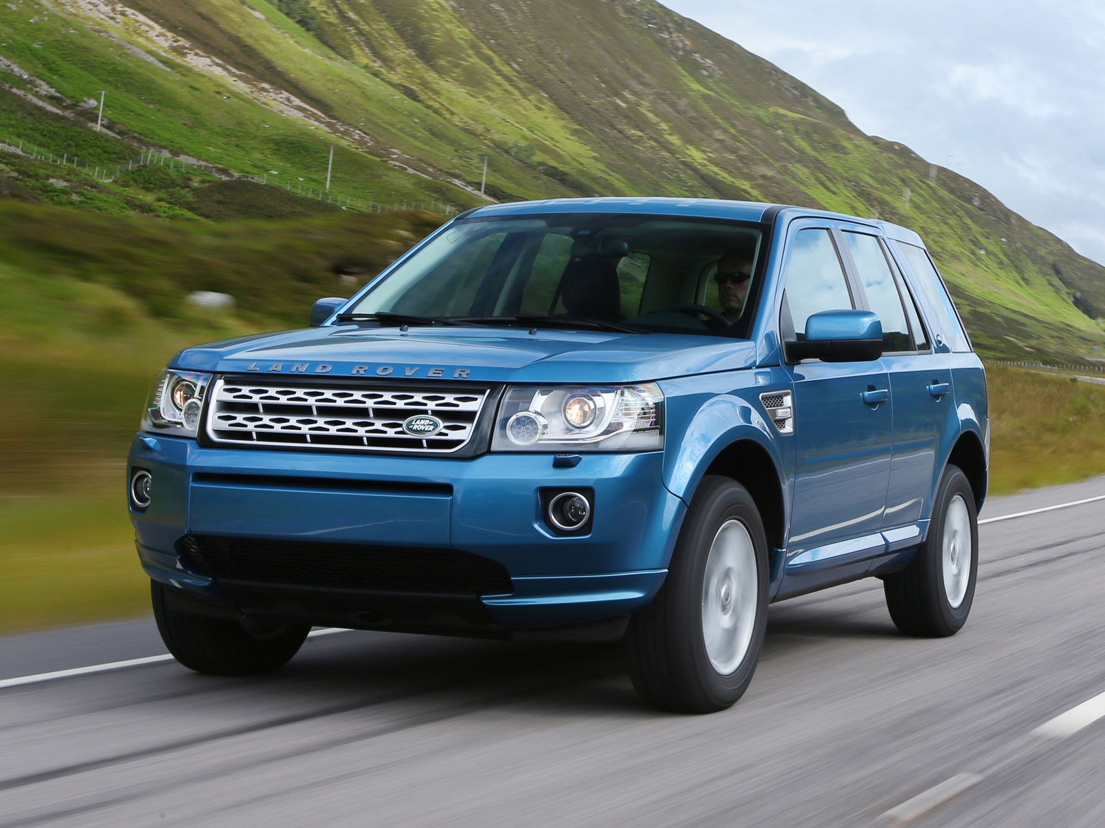 Land Rover Freelander ganha novo motor e pequenas melhorias no visual e ...