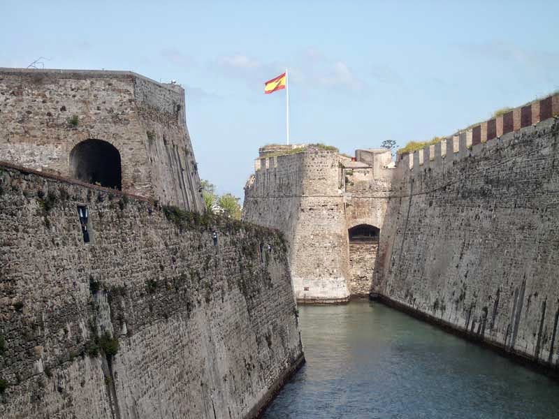 Glosario ilustrado de términos arquitectónicos y constructivos: FOSO