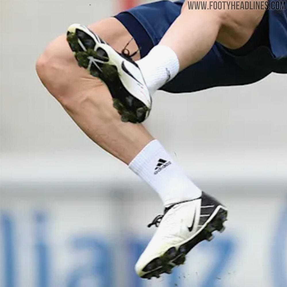 Lewandowski Trains In 'Future DNA' Nike Phantom Venom Boots - Footy ...
