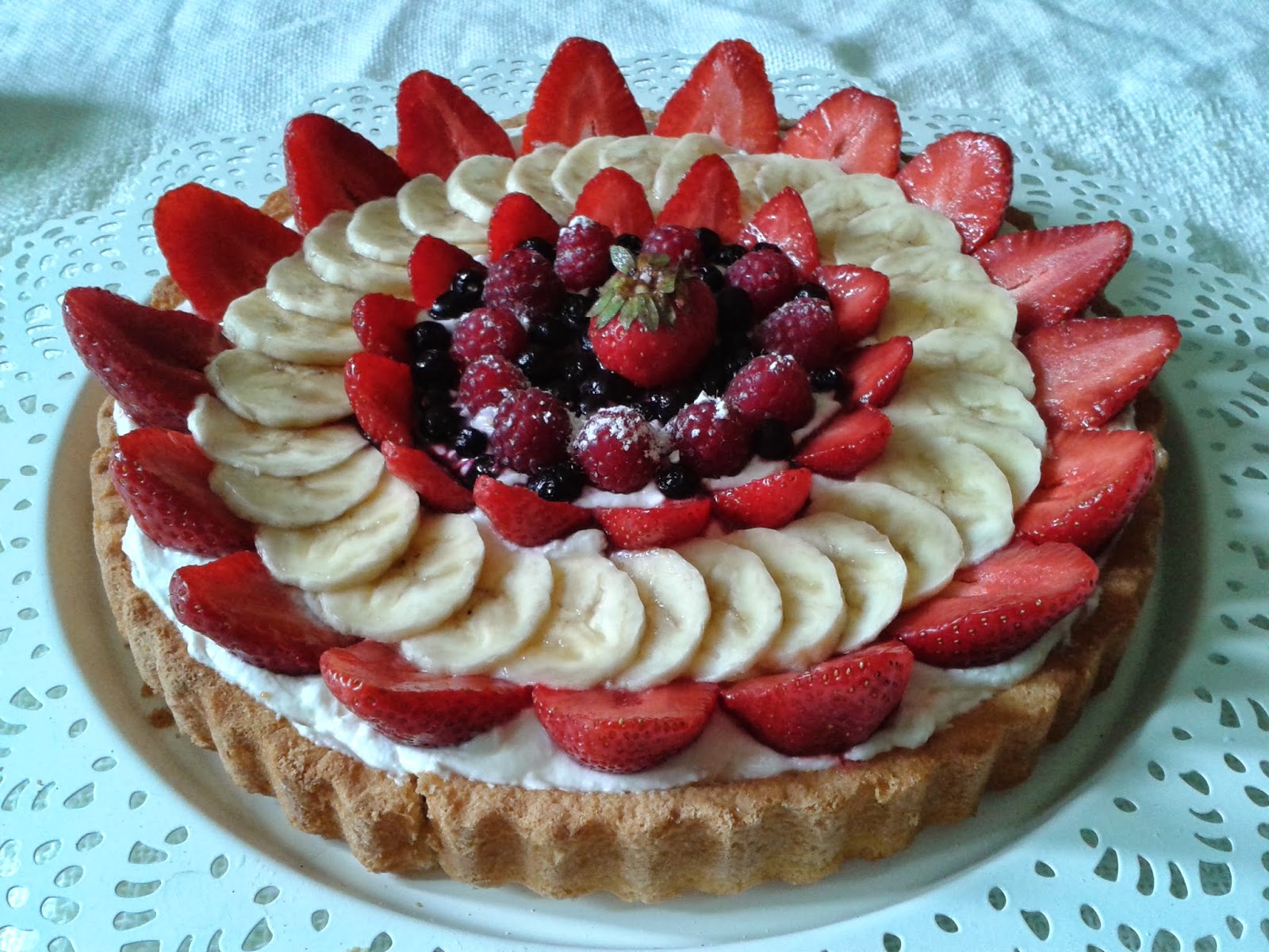 Délices and co: TARTE FRAISES-FRAMBOISES-MYRTILLES-BANANES