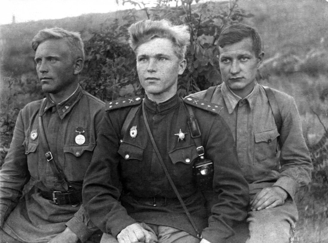 daily timewaster: Soviet soldiers of the 127th Guards Artillery ...