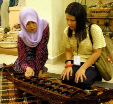 PERMAINAN TRADISIONAL MASYARAKAT MELAYU: GAMBAR BERMAIN CONGKAK