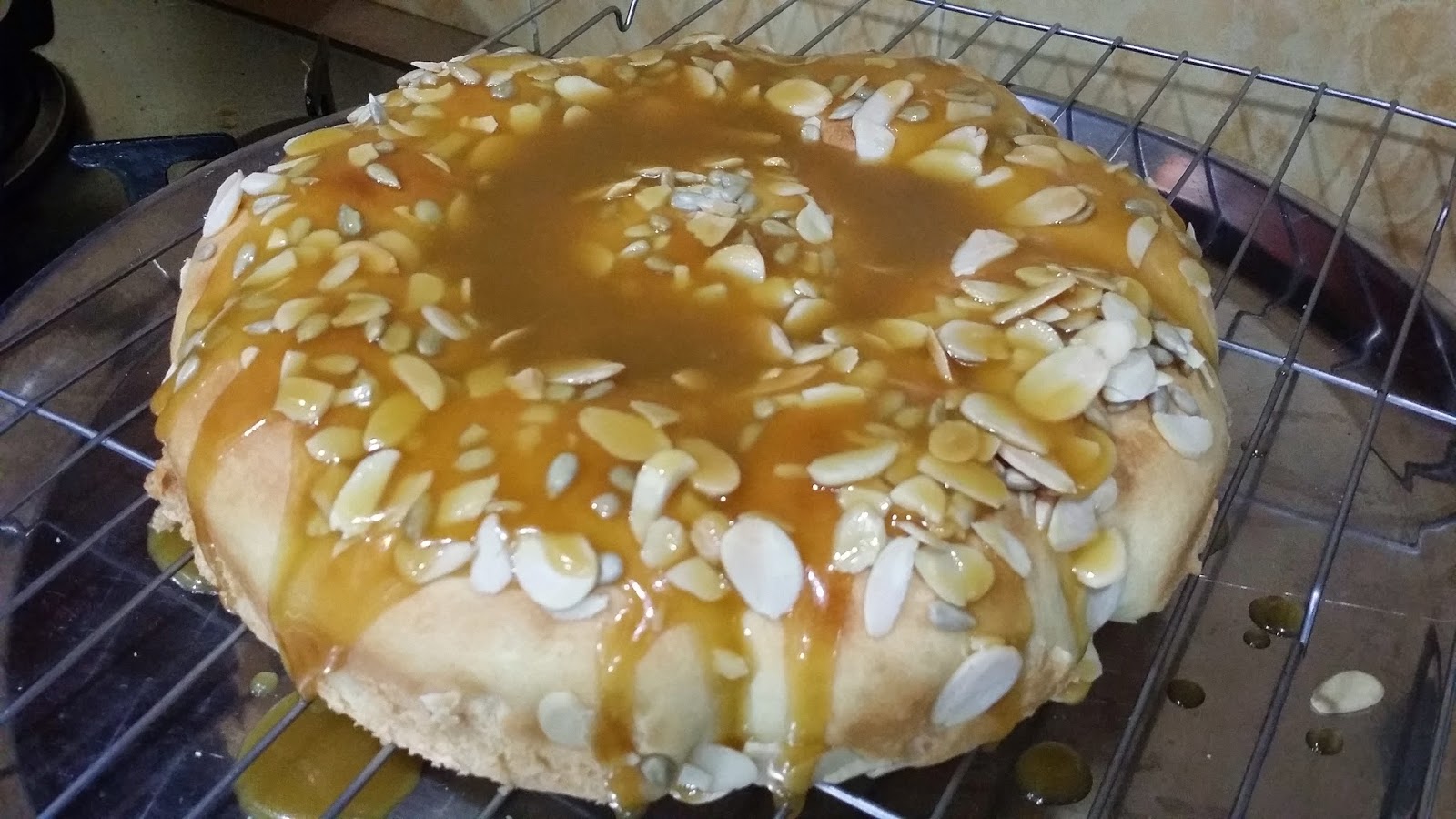 ZULFAZA LOVES COOKING: Roti manis dengan Caramel topping /roti sarang ...