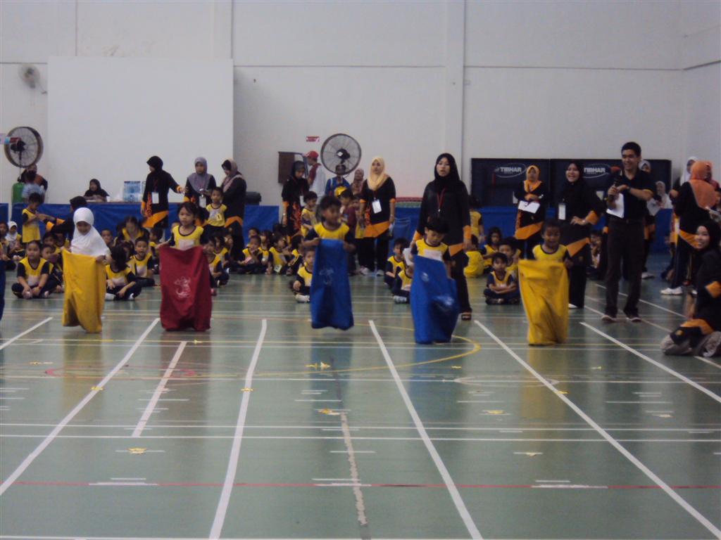 Miles of smiles: Gunny Race | Lari dalam guni berwarna-warni