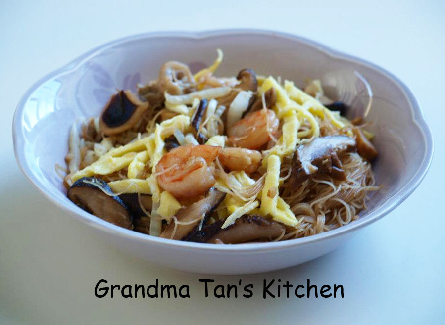 Grandma Tan's Kitchen: Char Bee Hoon - Fried Rice Noodle aka Economical ...