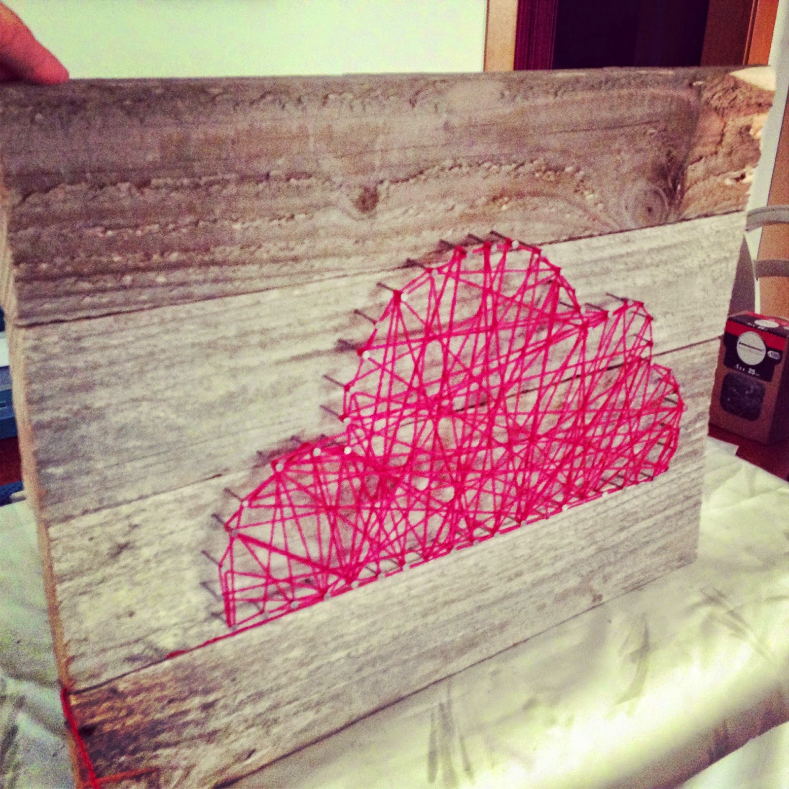 CUADRO CON MADERA Y CLAVOS - Rojosillón