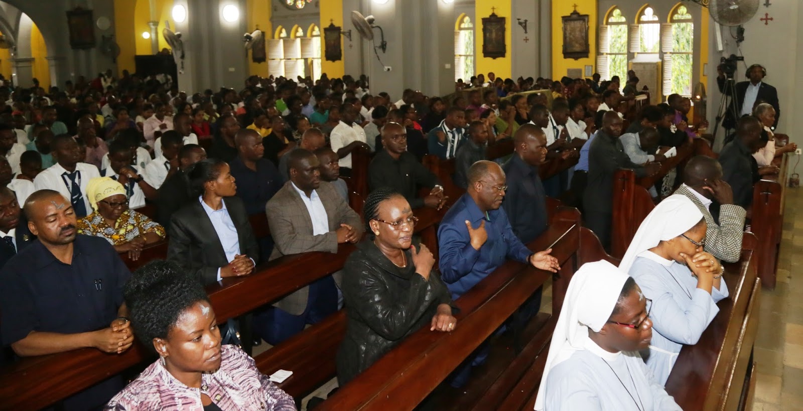 RAIS DKT MAGUFULI AHUDHURIA IBADA YA JUMATANO YA MAJIVU KANISA LA ST ...