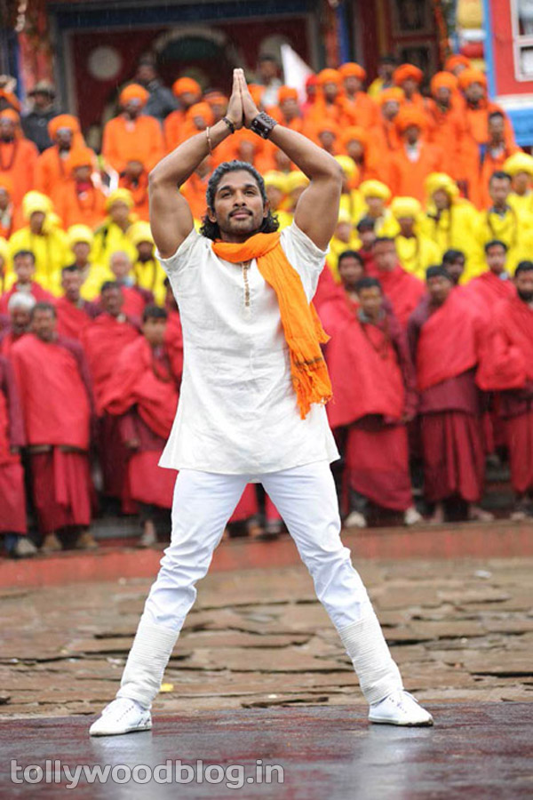 Allu Arjun Stylish Photos Stills in Badrinath