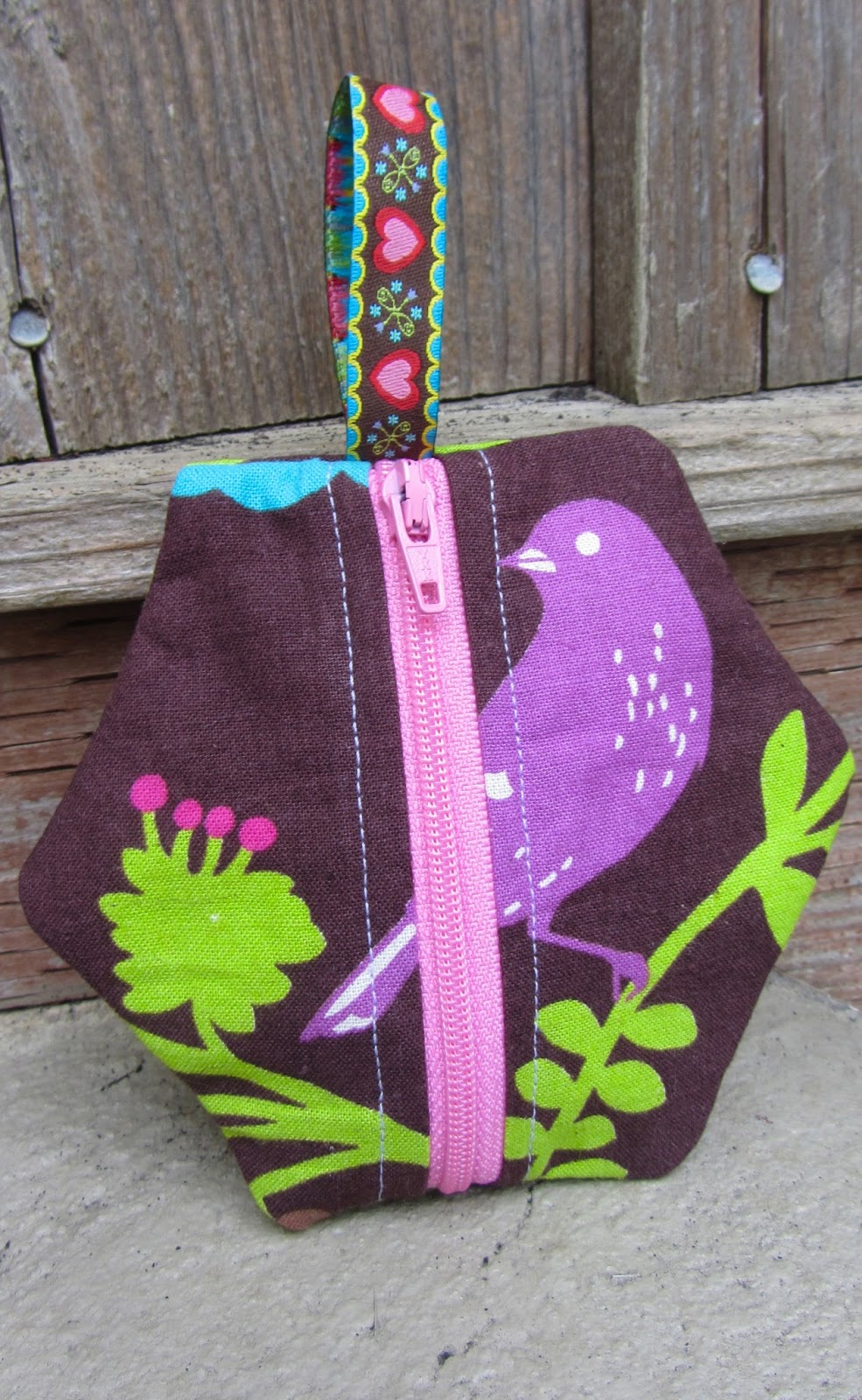 Fishkopp : Hexagon pouch with (lace) zipper based on Moda honeycombs