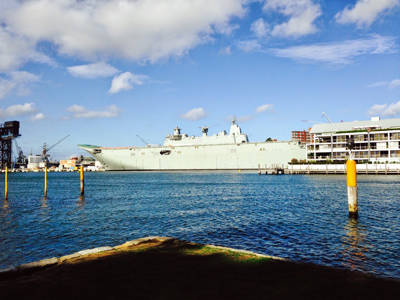 Sydney - Australia: Fat ship HMAS Canberra