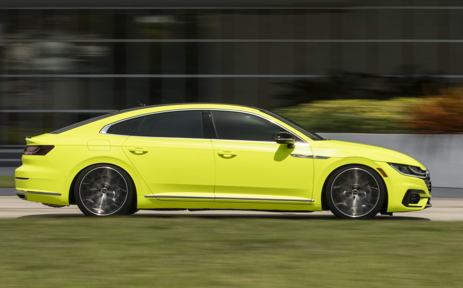 VW Arteon R-Line Highlight rebaixado com rodas de 20"