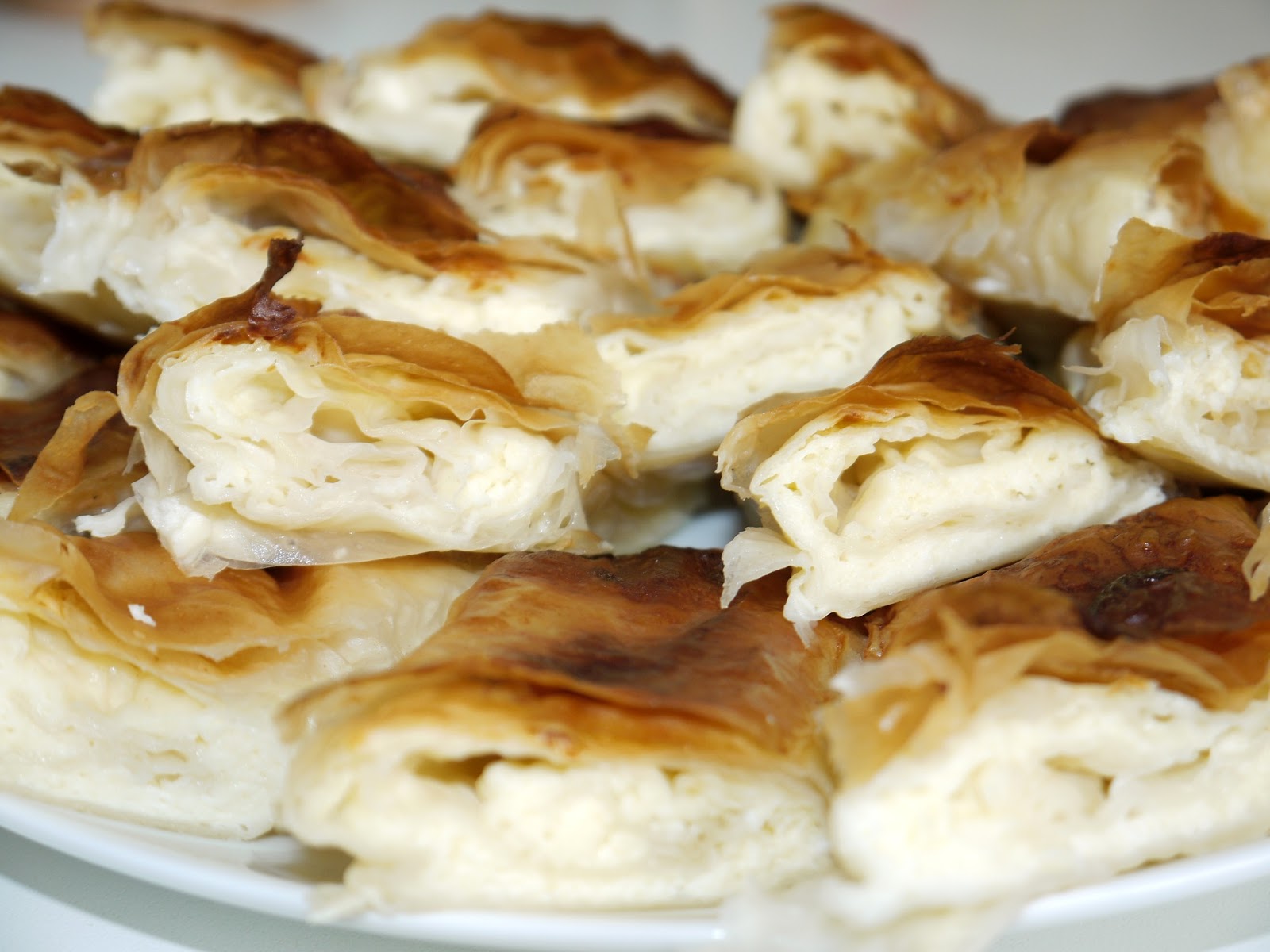Plooshy Cuisine: Placinte moldovenesti cu branza. / Cottage cheese pie.