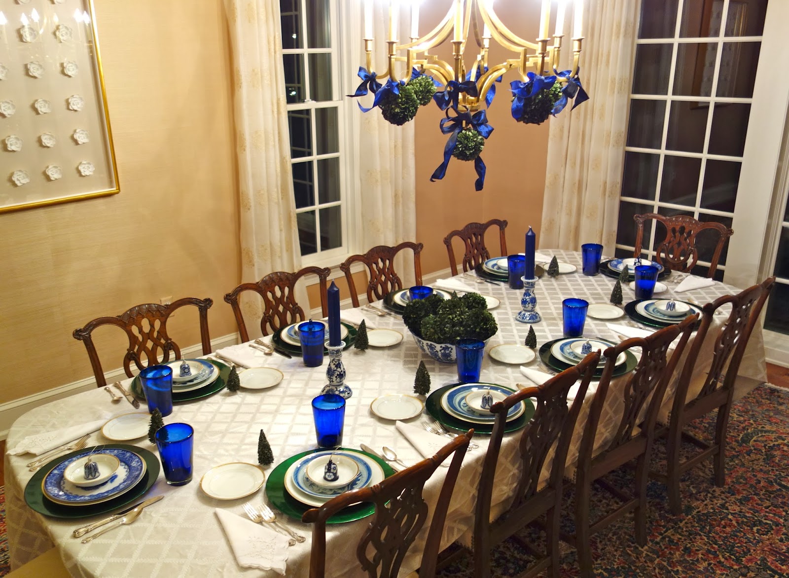 Gracious Interiors: Blue & White "Festi-fied" with Boxwood