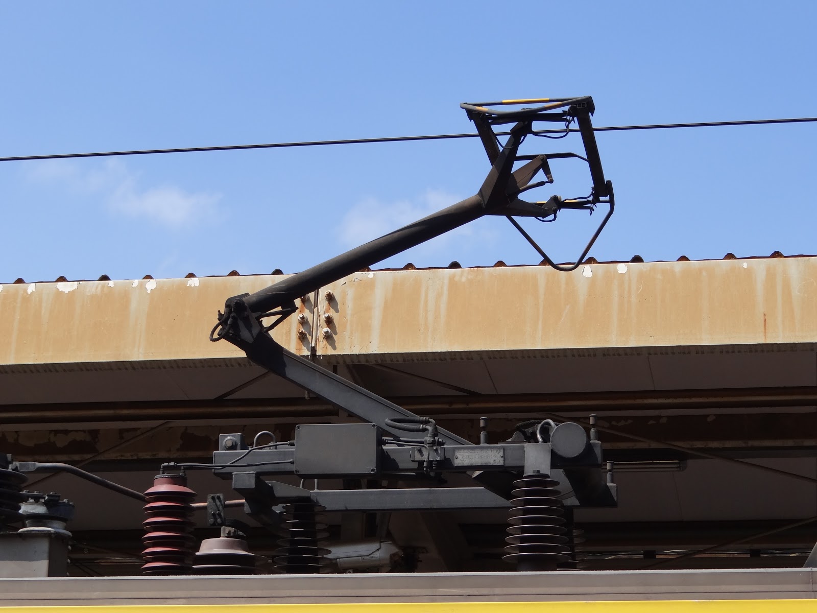 Blair's 鐵道攝影: EMU800 Brecknell Willis 單臂式集電弓 Pantograph