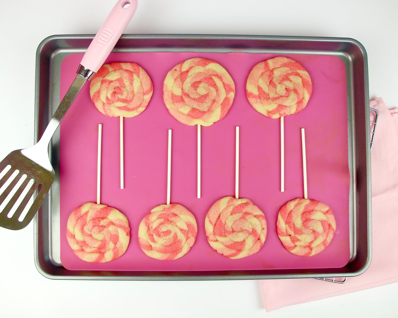 {VIDEO} Pink Rainbow Swirl Lollipop Cookies - The Lindsay Ann