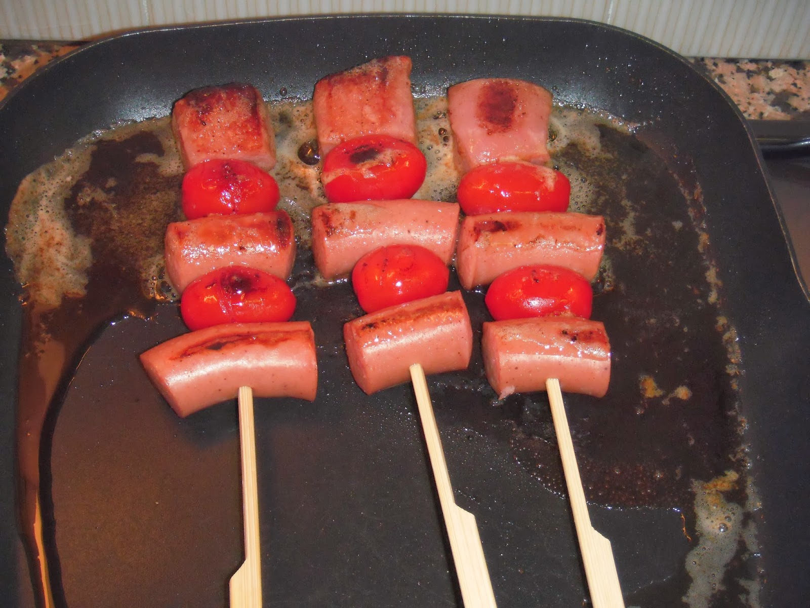 La familia en la cocina: Pincho de York, Frankfurt y tomatitos cherry