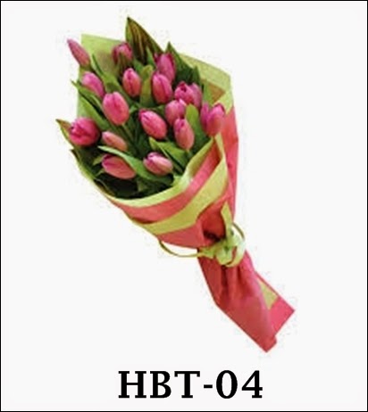 Memberikan hadiah Bunga Tulip Untuk Kekasih
