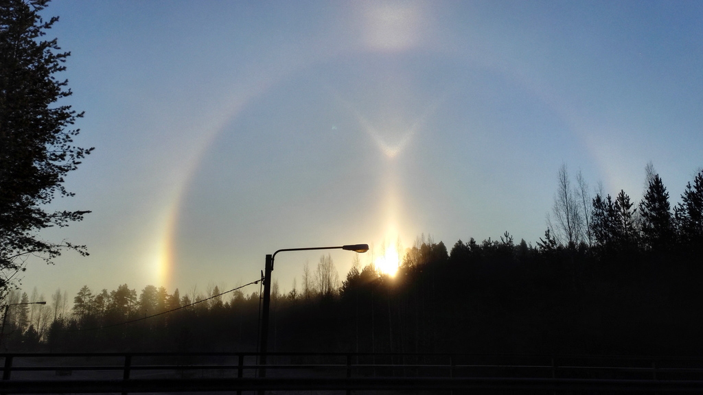 The Halo Vault: Late diamond dust display in Finland