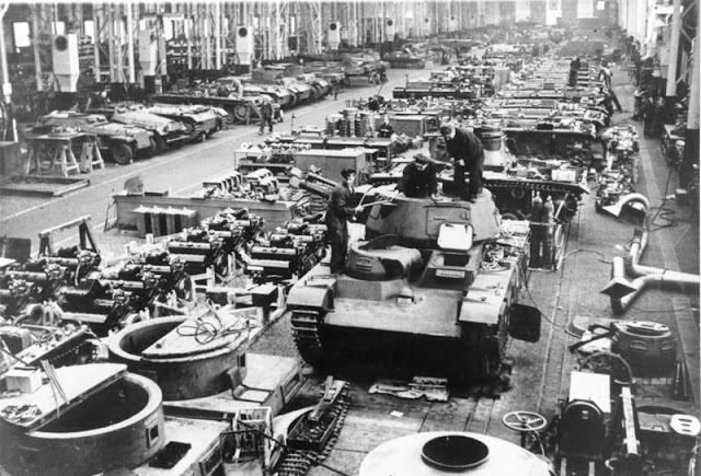23 Amazing Vintage Photographs Taken Inside WWII Tank Factories ...